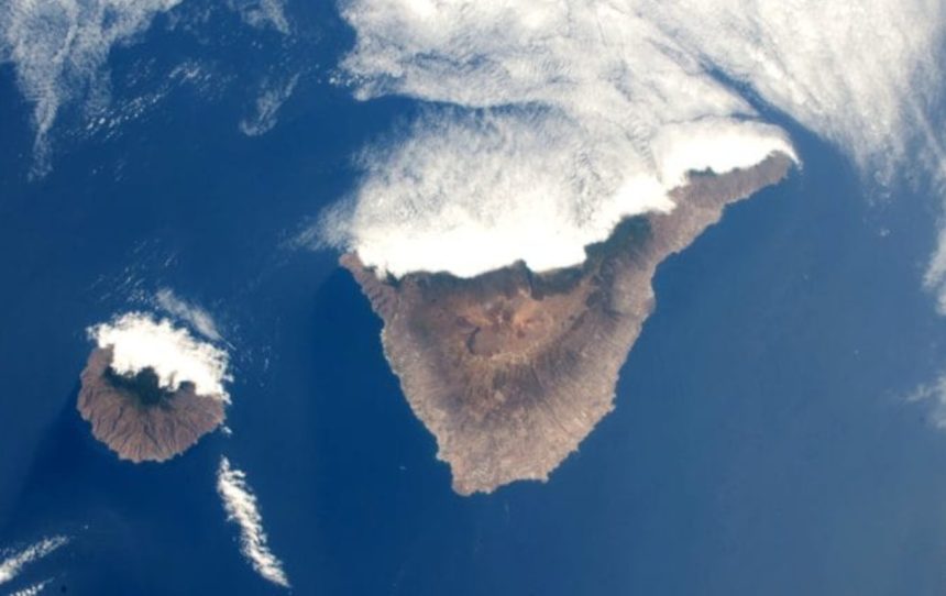 La cascada de nubes que está diviendo la isla de Tenerife tiene una ...