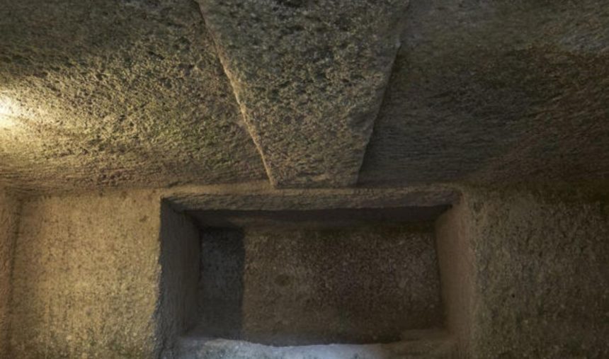 Una tumba etrusca sellada durante 2.600 años revela cuatro esqueletos y ...